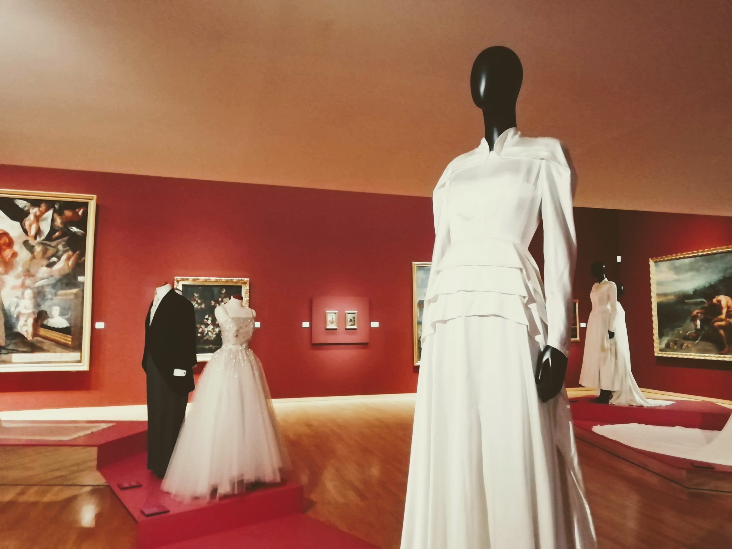 Vestir Épocas: cen anos de historia da moda – disquecool