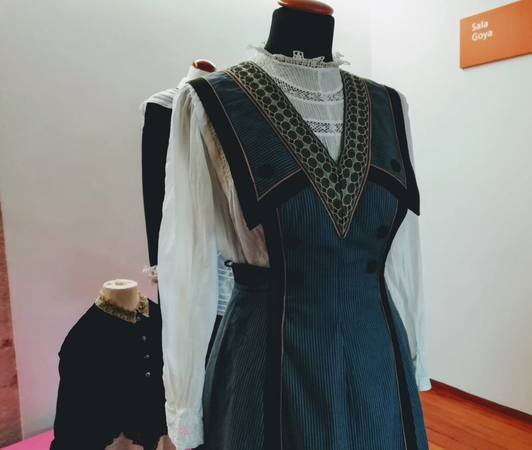 Vestir Épocas: cen anos de historia da moda – disquecool