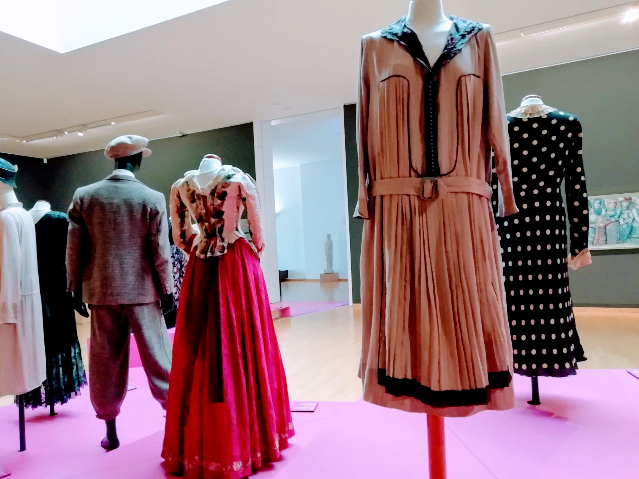 Vestir Épocas: cen anos de historia da moda – disquecool